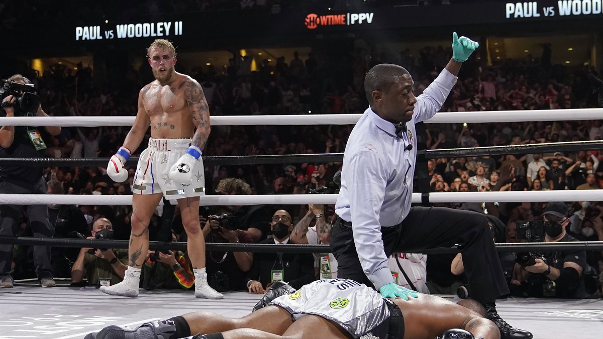 Jake Paul l-a facut KO pe Tyron Woodley in cadrul revansei lor! (VIDEO ...